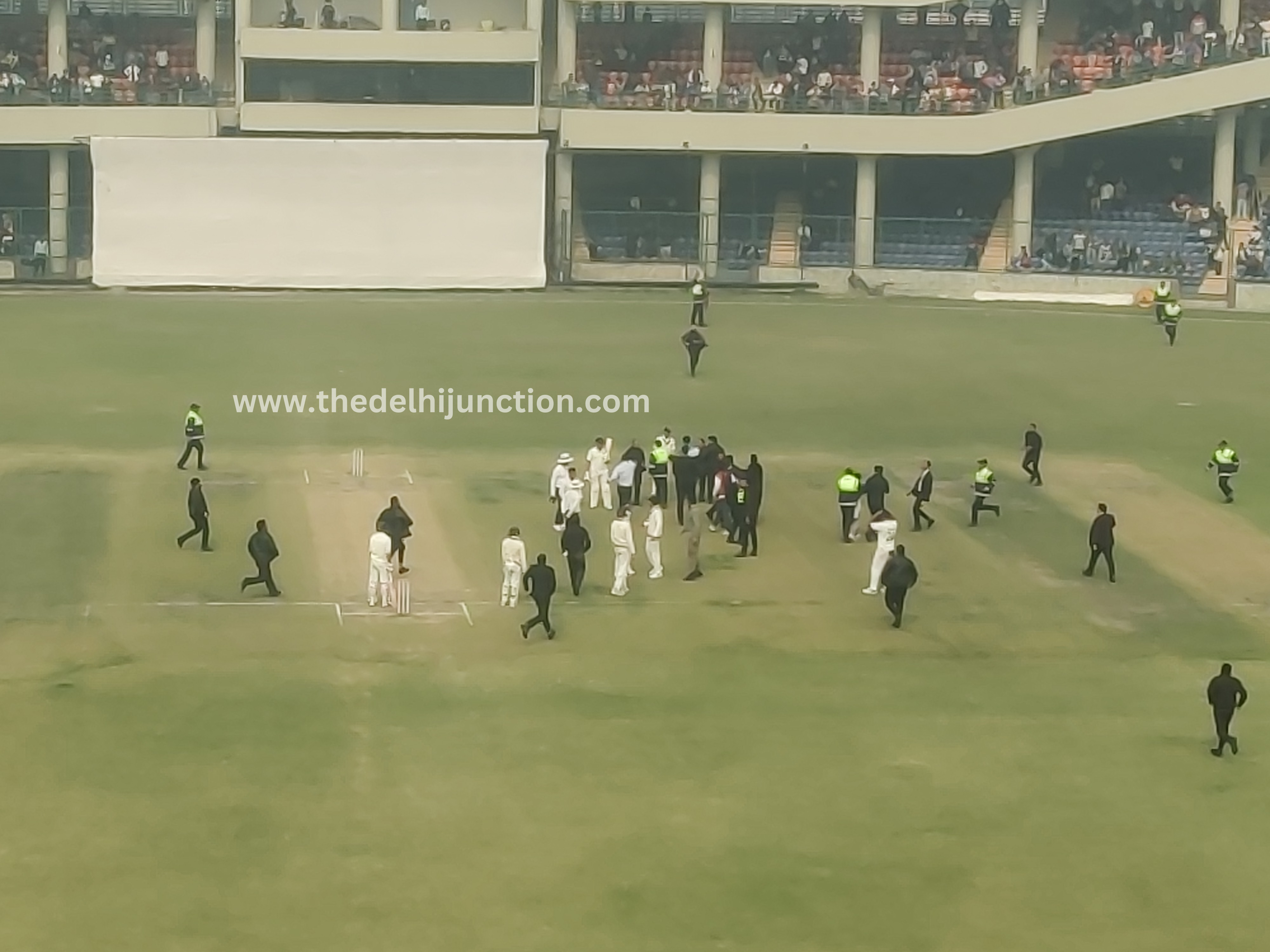Is Virat Kohli suffering from a niggle in right arm