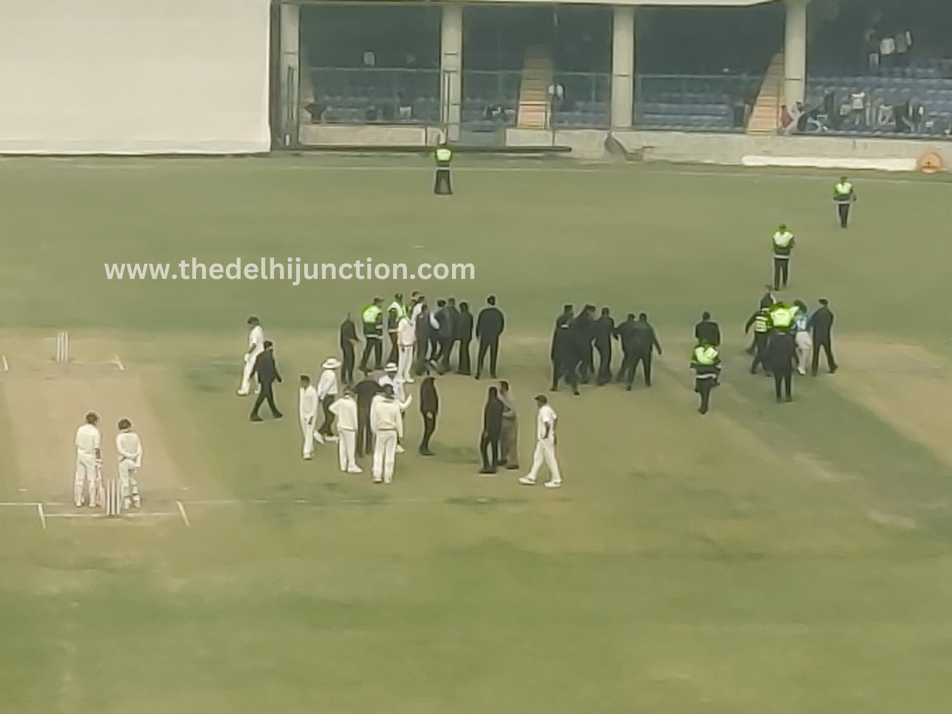 Is Virat Kohli suffering from a niggle in right arm